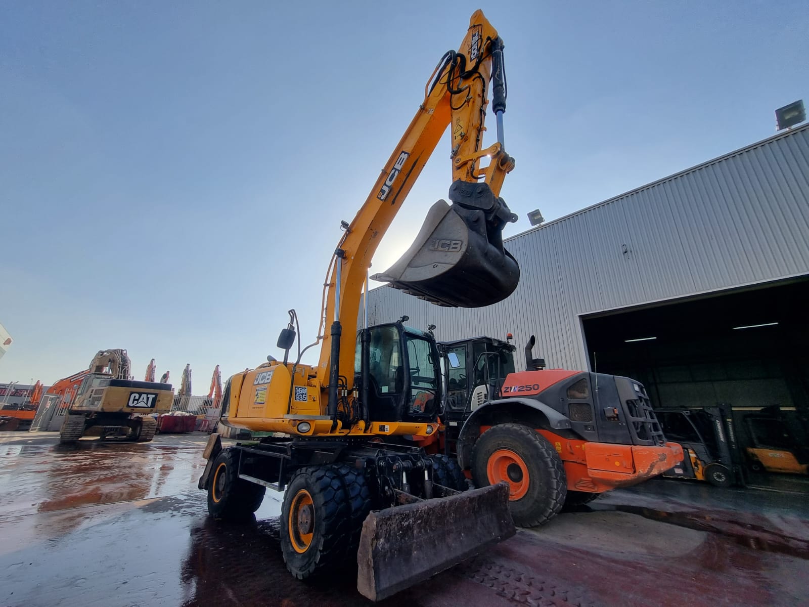 אמקול | מחפר אופני JCB דגם JS200W