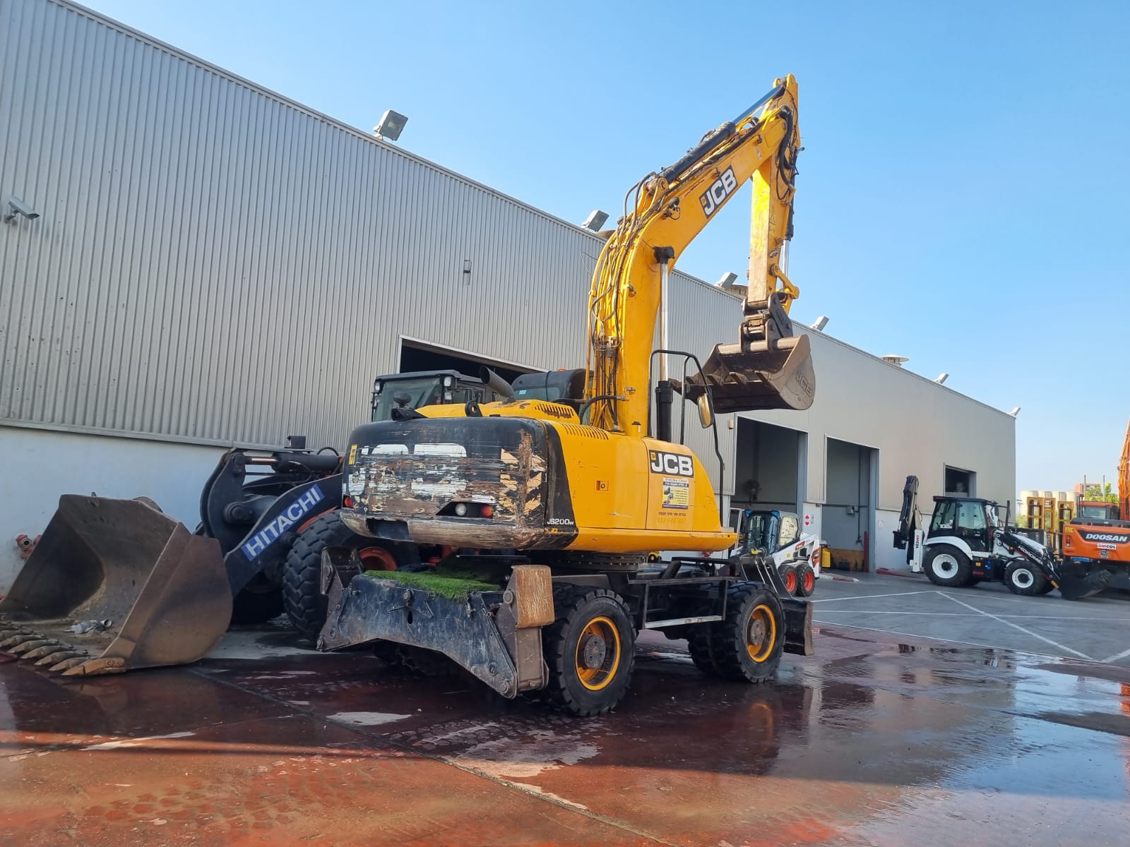 אמקול | מחפר אופני JCB דגם JS200W